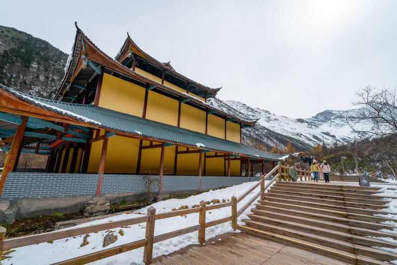 Visiting Huanglong: A Complete Travel Guide