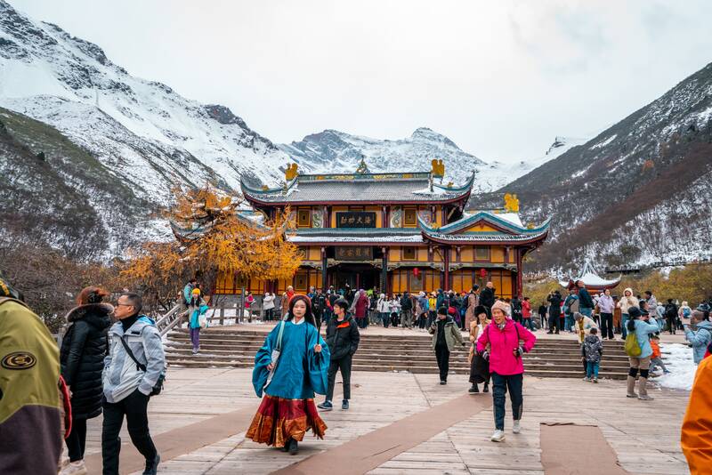 Visiting Huanglong: A Complete Travel Guide